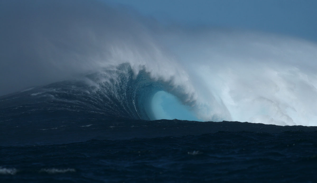 Jaws Lights Up With Massive Swell | The Inertia