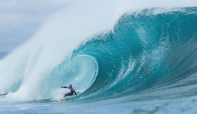 Kelly Stays Alive at a Dangerous Day at Pipe | The Inertia