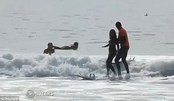 This Deaf and Blind Woman Goes Surfing for the First Time (and That’s ...