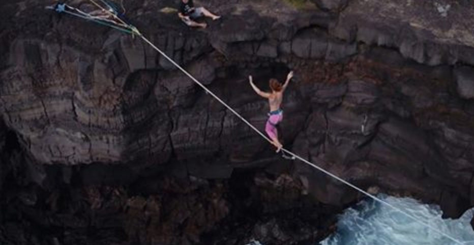 Slacklining in Hawaii is A Thing of Beauty (Who Knew?) | The Inertia