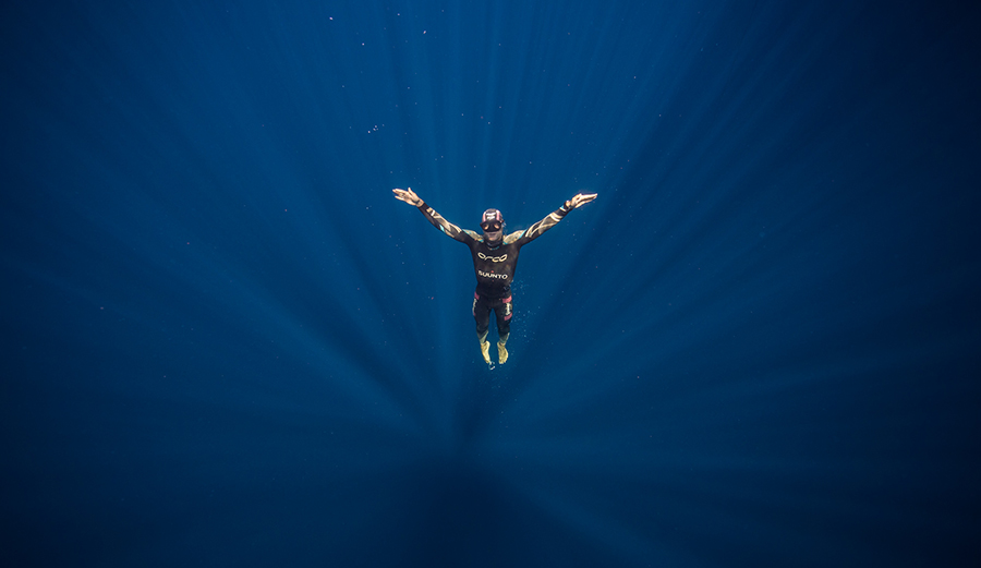 This Man Just Broke His Own World Record With a 334 Foot Freedive | The ...
