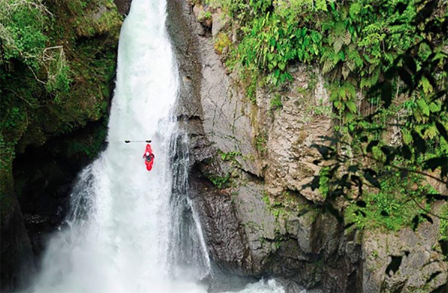 Here's Some of the World's Best Kayakers Getting Beat Down by One of ...