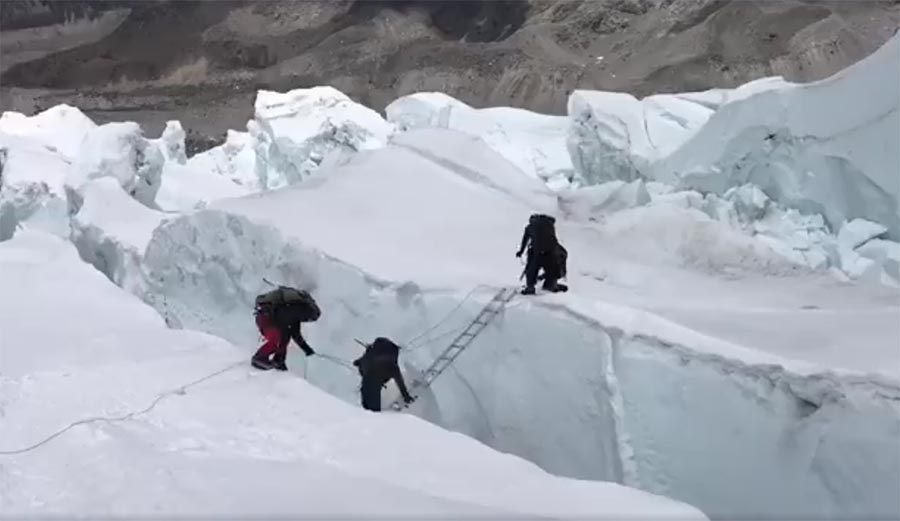 Everest Life: Ladder Bridge Collapses Sending Climbers Into Crevasse ...