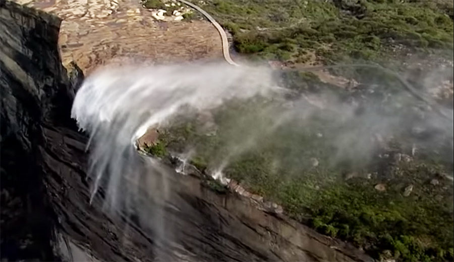 Watch This Insane Footage of ‘Reverse Waterfalls’ In Sydney | The Inertia