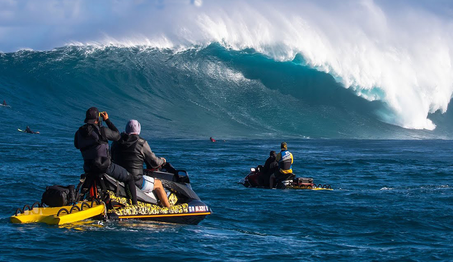 This Is 8 Minutes of Tow Surfing Action From a Wild Day at Jaws January ...