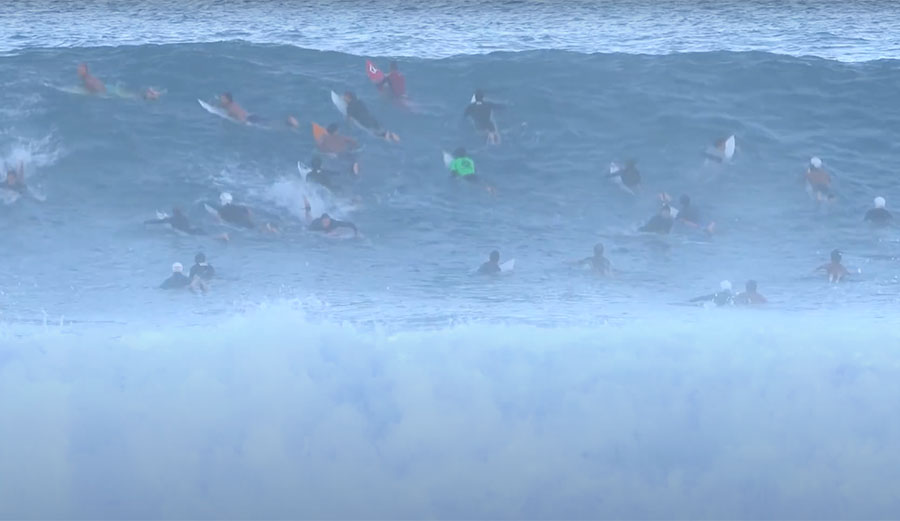 A Super Crowded Pipeline Session the Morning of the Pipe Pro