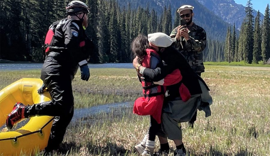 Missing Girl, 10, Reunited With Family After Vanishing in the Cascade ...