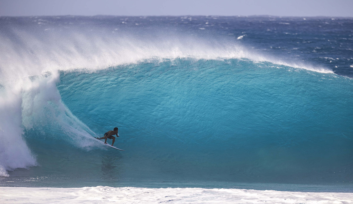 12 Stunning Images Captured During a Pipeline Pro Lay Day