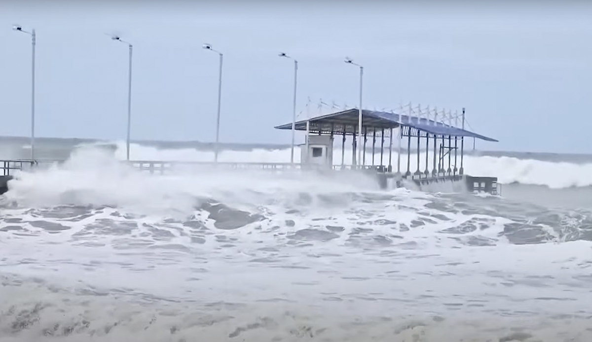 Massive Waves Close Ports in Peru, Kill One in Ecuador