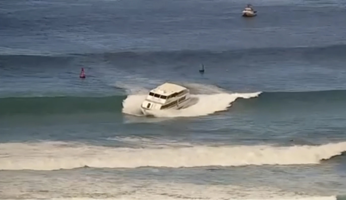 75-Foot Boat Surfs a Wave, Runs Aground in Honolulu